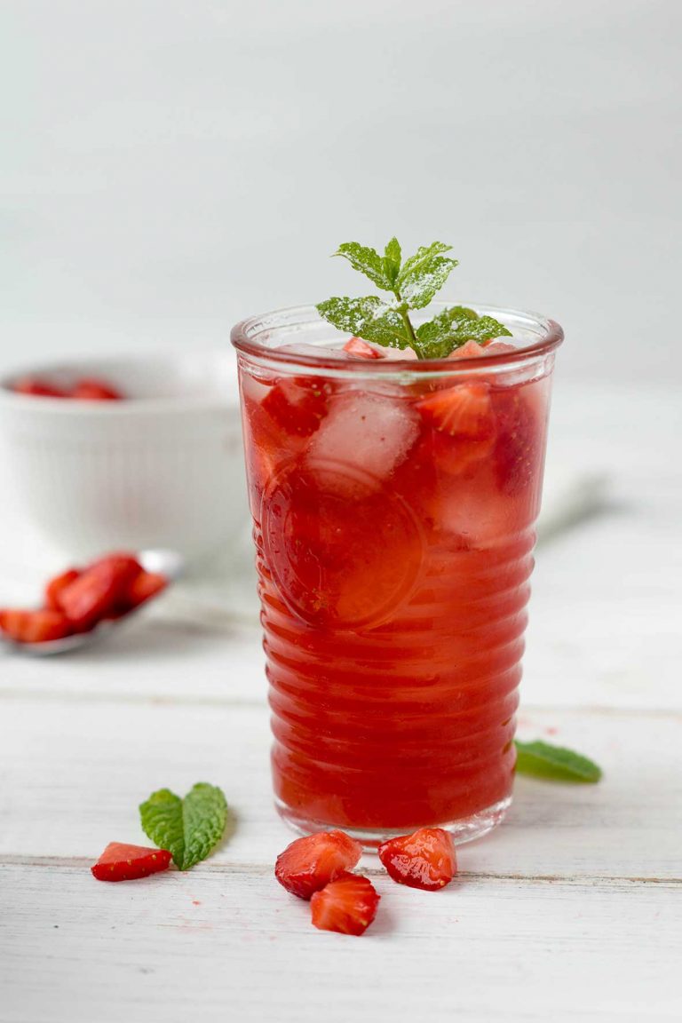 Erdbeer-Eistee selber machen - Rezept mit Erbeerpüree